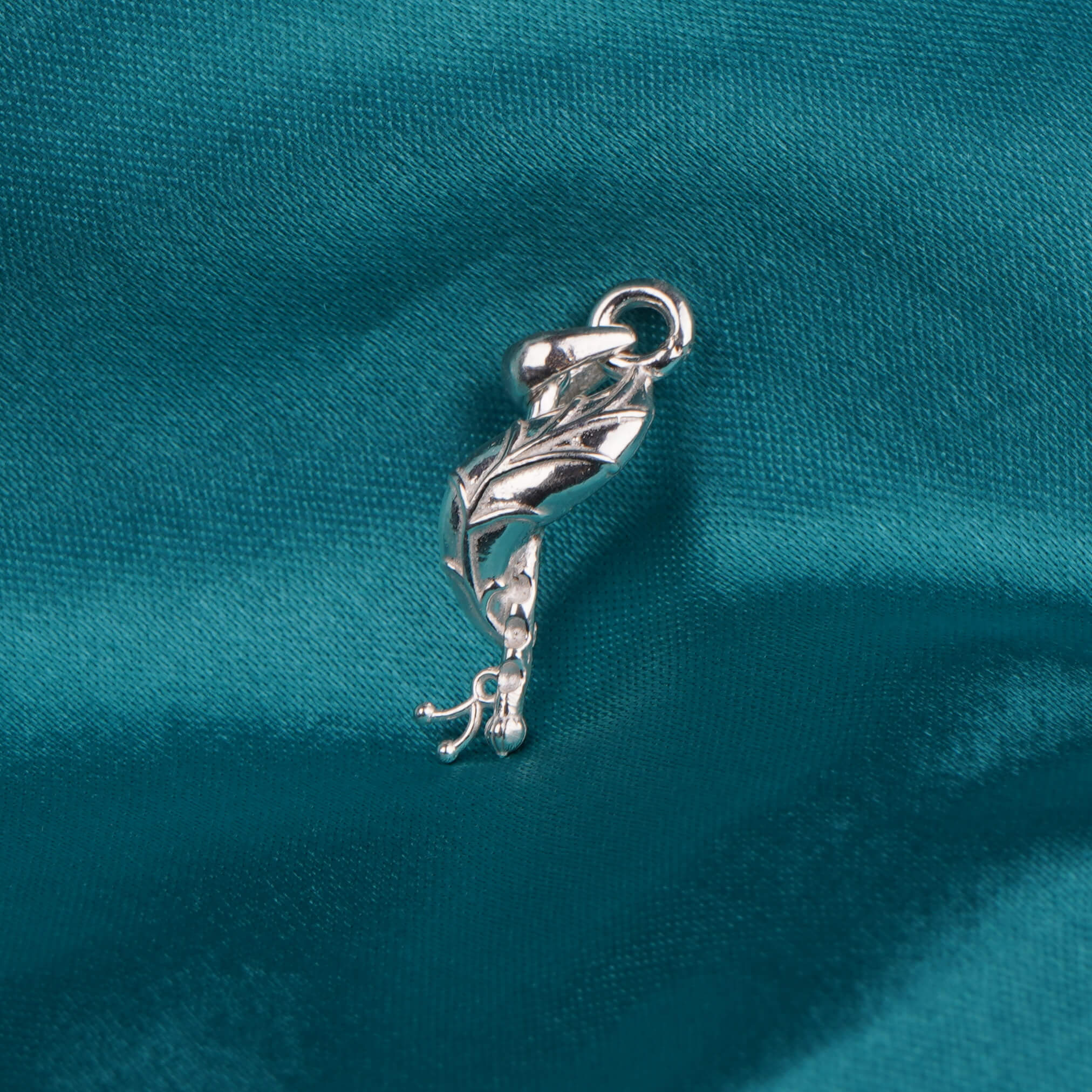 Shri Krishna MorPankh with Murli Pendant for Women & Men Without Chain ...
